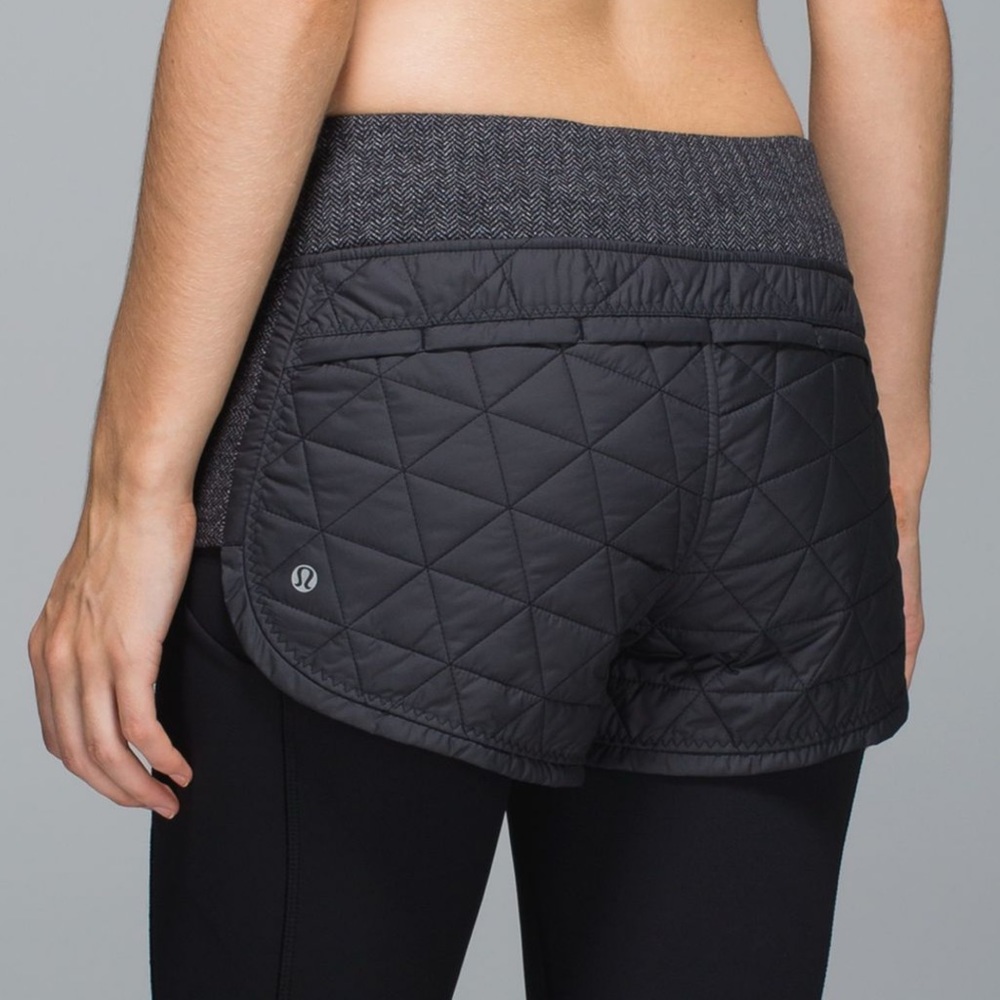 Lululemon Hot Cheeks Short Sz 12 - Gem